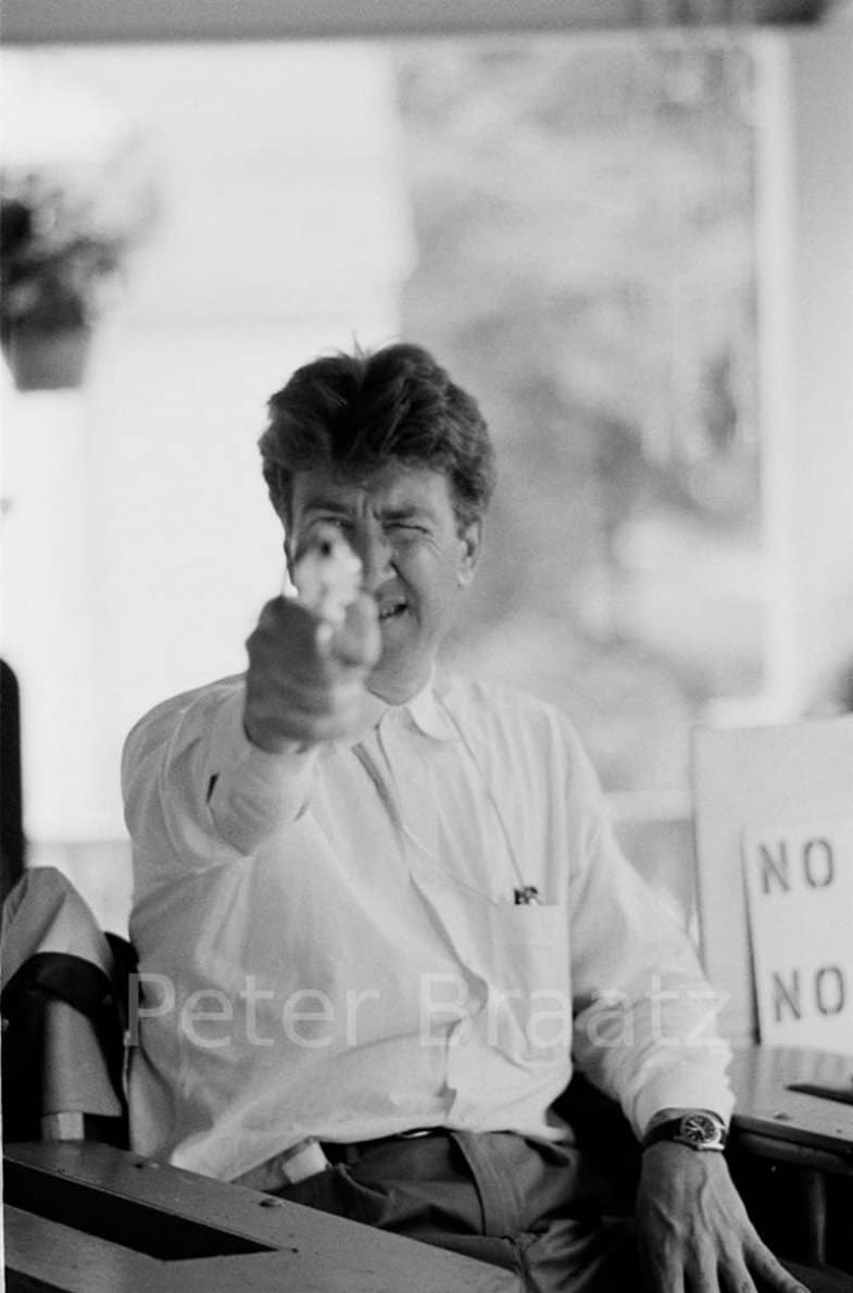 David Lynch pointing a prop gun at Peter Braatz ⋆ Welcome to Twin Peaks